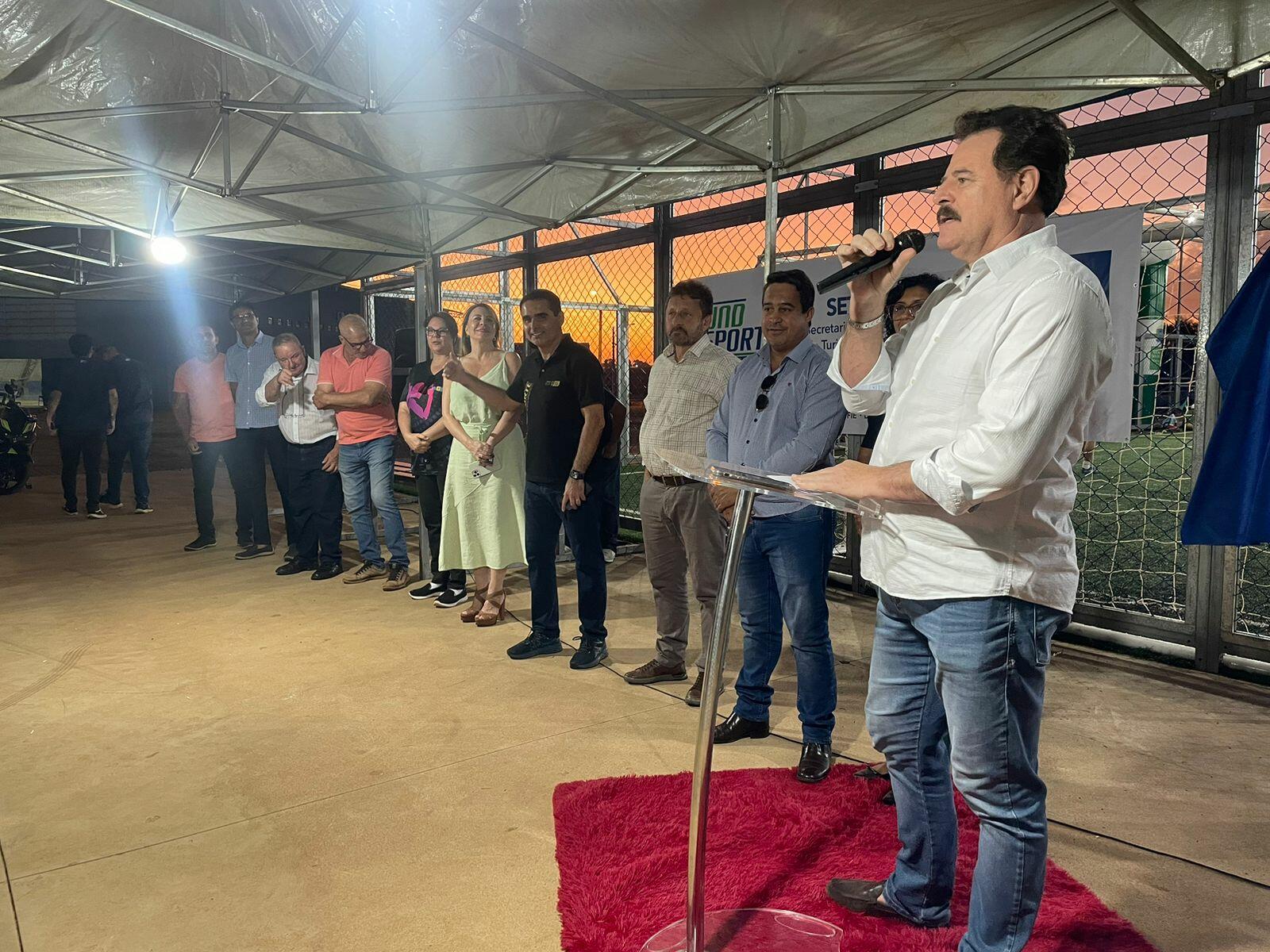 Prefeito inaugura arena esportiva e entrega ônibus para a saúde em Chapadão do Sul